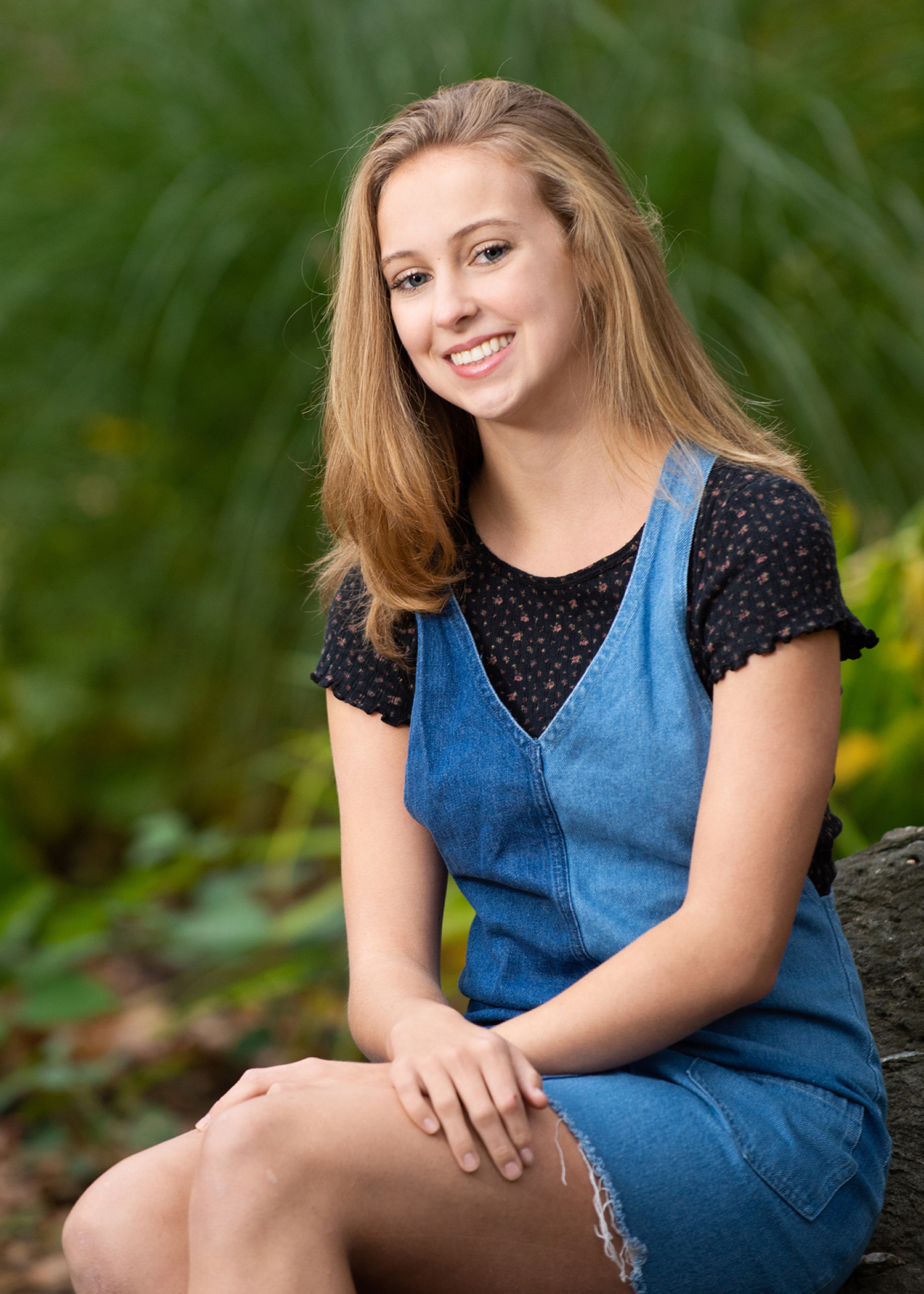 tuttleSarah-CHA_9024-yearbook - Charleen's Portrait Studio